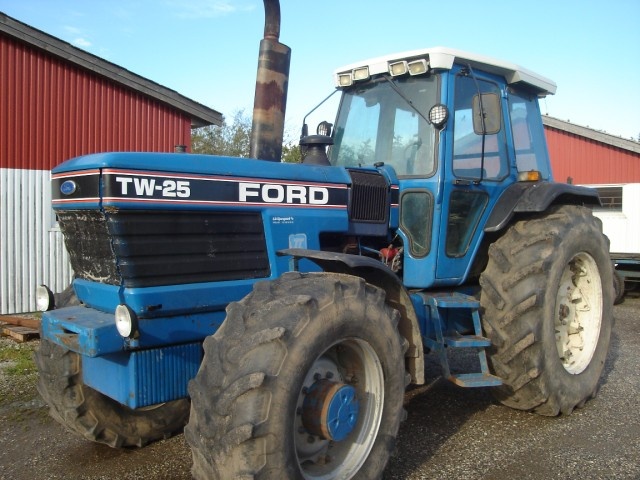 Tractor Ford TW 25 - technikboerse.com