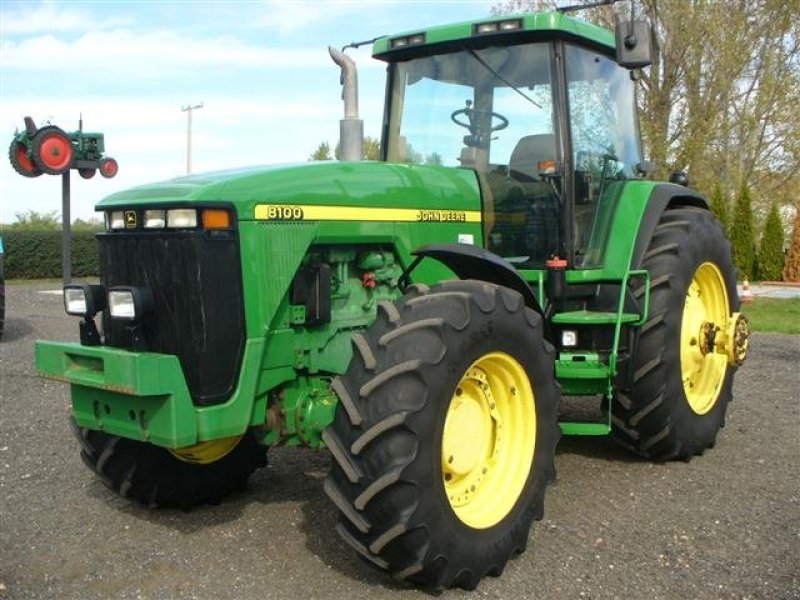 John Deere 8100 Tractor - technikboerse.com