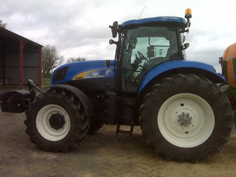New Holland T6090 Tractor - technikboerse.com