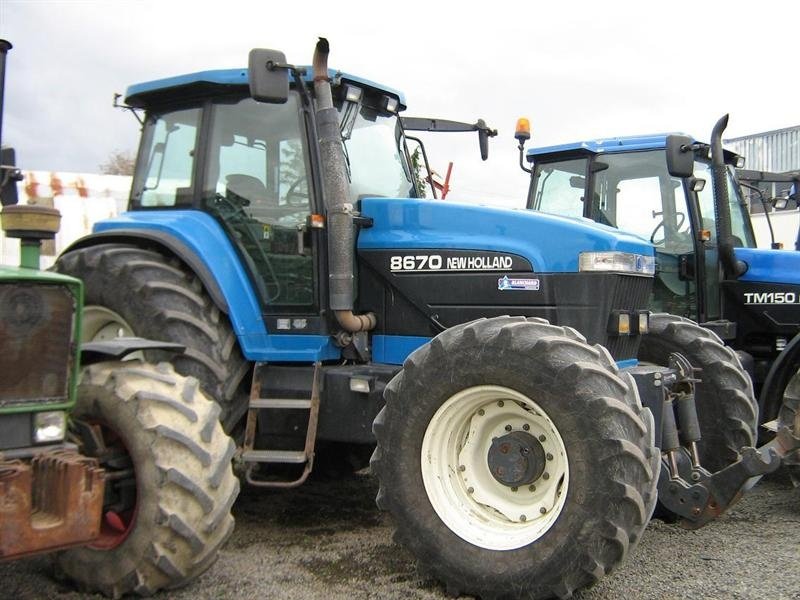 New Holland 8670 Tractor - technikboerse.com