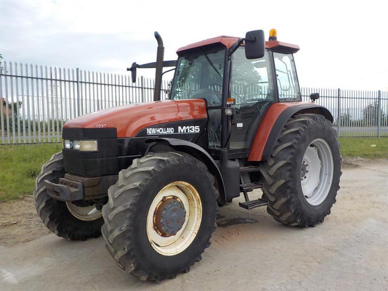 New Holland M135 4WD Trattore - technikboerse.com