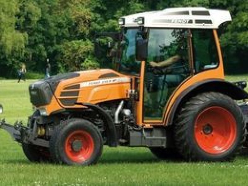 Fendt 207 V Tracteur communal - technikboerse.com