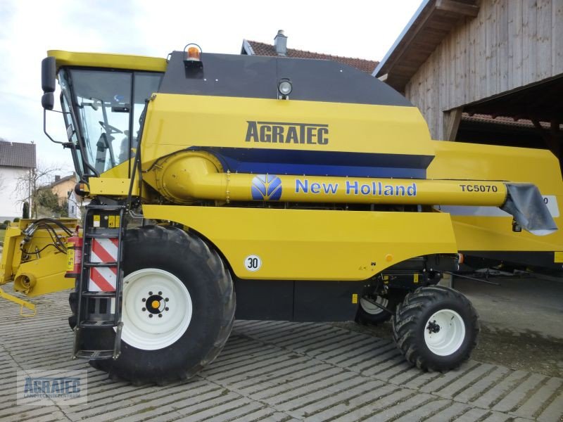 New Holland TC 5070 Combine harvester - technikboerse.com