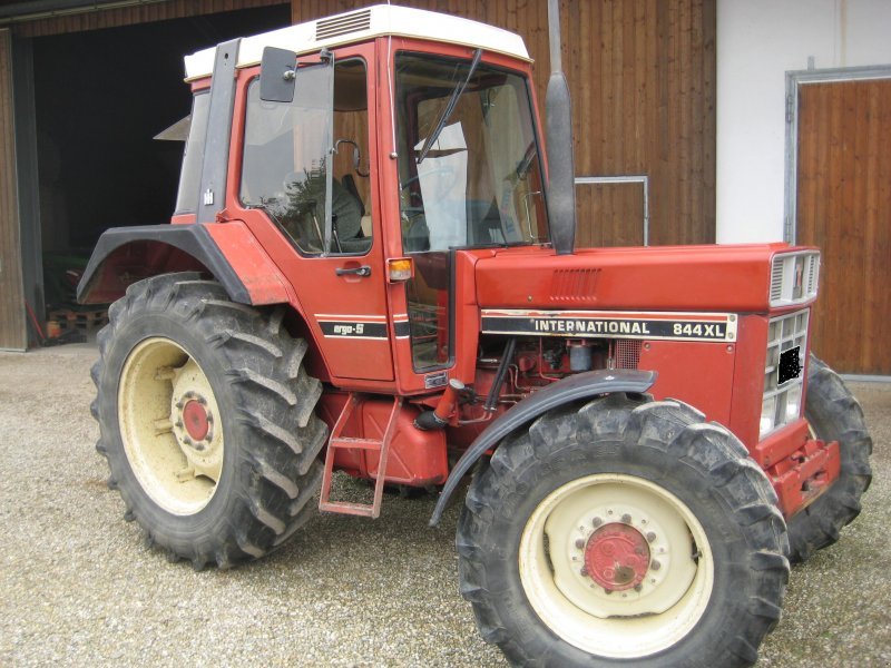 Case IH 844 XL Tractor - technikboerse.com