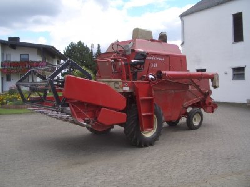 Case IH IHC-321 Mähdrescher - technikboerse.com