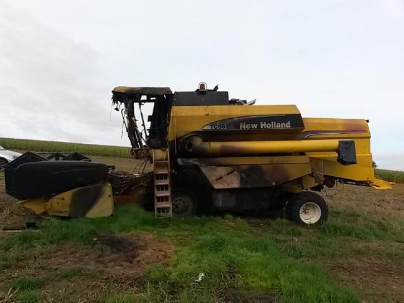 New Holland TC 56 Combine harvester - technikboerse.com
